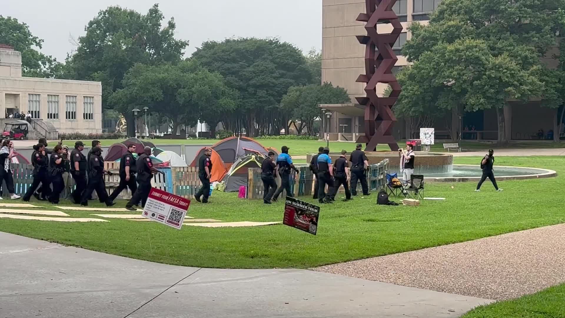 UH POLICE TEAR DOWN STUDENT ENCAMPMENT – CW39 Houston